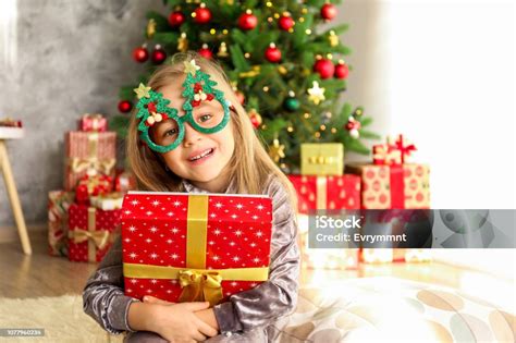 산타 클로스 모자 크리스마스 축 하에 아름 다운 작은 소녀 12월에 대한 스톡 사진 및 기타 이미지 12월 가족 공휴일 Istock