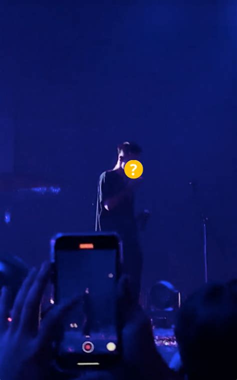 Màn tranh cãi MCK gây sốt khi trình diễn và hút thuốc trên sân khấu