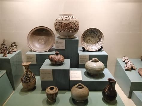 สังคโลกหายไปไหน ในช่วงพุทธศตวรรษที่ ๒๑ เครื่องสังคโลกเป็นสินค้าส่งออกสำคัญอย่างหนึ่งของกรุงศรี