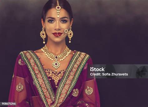 Potret Gadis Cantik Mengenakan Setelan Tradisional Nasional India Set