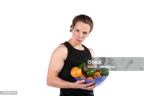 피트니스와 건강한 라이프스타일 잘 생긴 남자의 다이어트와 스포츠 흰색 배경에 젊은 매력적인 남자 건강관리와 의술에 대한 스톡 사진 및 기타 이미지 Istock