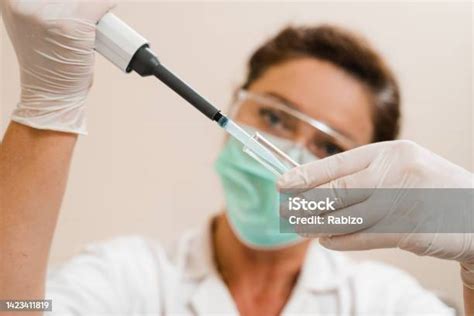 혈액 검사 분석을하는 실험실에서 디스펜서가있는 실험실 조수 실험실에서 의료 장비 혈액의 혈액학 분석을 수행하는 혈액 디스펜서를 가진 과학자 45 49세에 대한 스톡 사진 및