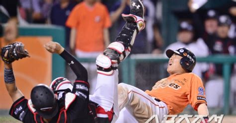 포토 정근우 잠시 멈칫한 사이에 아웃