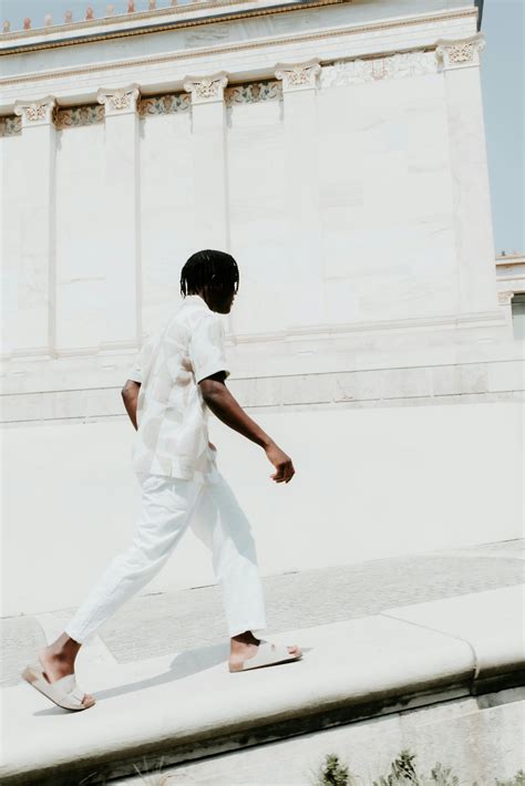 거리 사진 건축 걷고 있는 검은 색 모델 고대 건축 고요한 기둥 남성 모델 남자 도시의 라이프스타일 레저 맑은 하늘 모델 미니멀리스트 밝은 뷰티