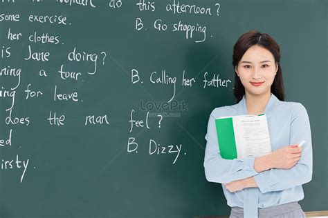클래스에서 책을 들고 젊은 여성 교사 사진 무료 다운로드 Lovepik
