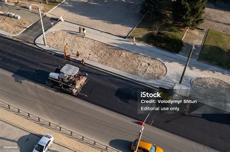무거운 진동 롤러 압축기를 가진 무거운 아스팔트 도로 롤러는 거리의 도로 건설 현장에서 도로에 새로운 뜨거운 아스팔트를 누릅니다