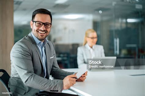 보드 룸에서 성공적인 기업가의 초상화 종이 문서를 들고 카메라에 미소 2명에 대한 스톡 사진 및 기타 이미지 2명 개념 경영자 Istock