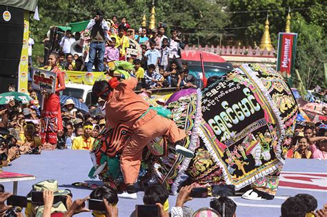 Dvb ကျောက်ဆည်မြို့ ရိုးရာ ဆင်အလှူတော်နဲ့ဆင်အကအလှပြိုင်ပွဲ ဓာတ်ပုံ