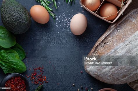 요리에 대한 비그리드 신선한 유기농 채소 글루텐 프리 빵 에코 에그 파슬리 복사 공간이있는 어두운 돌 배경에 봄 야채 플랫 레이 건강한 음식 개념 0명에 대한 스톡 사진 및