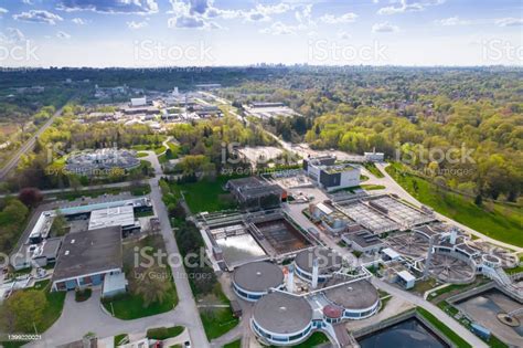 현대 도시 폐수 처리 공장 물 정화 플랜트 오염 된 물에서 화학 물질 고체 및 가스를 제거 하는 자동 과정 야외에서 물 청소 시설 공중 보기 캐나다에 대한 스톡 사진 및