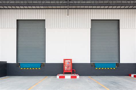 업계에서 상품을 적재 하고 하역하기위한 셔터 도어 또는 롤러 도어 및 콘크리트 바닥 외부 공장 산업 개념 0명에 대한 스톡 사진 및 기타 이미지 Istock
