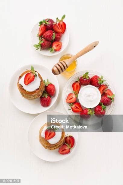 신선한 딸기와 꿀을 곁들인 홈메이드 오트밀 글루텐 프리 팬케이크가 흰색 나무 소박한 테이블에 있습니다 건강한 생활방식에 대한 스톡 사진 및 기타 이미지 Istock