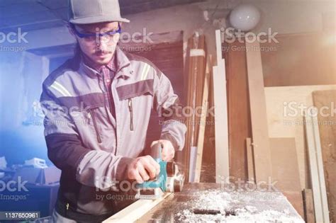 젊은 목수 톱 밥의 흡입과 함께 전기 비행기로 작업 하는 수염 수평 및 샌 딩 나무 바 강철에 대한 스톡 사진 및 기타 이미지 강철 건설 기계류 건설 산업 Istock