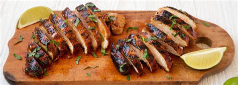 흰색 나무 표면에 소박한 나무 보드에 구운 Chipotle 닭 가슴살 측면 보기 클로즈업 0명에 대한 스톡 사진 및 기타 이미지 Istock