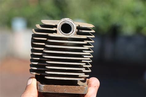 냉각 핀이 있는 소형 가솔린 엔진 실린더 헤드와 손에 들고 있는 점화 플러그를 추가하기 위한 슬롯 가솔린에 대한 스톡 사진 및 기타 이미지 Istock