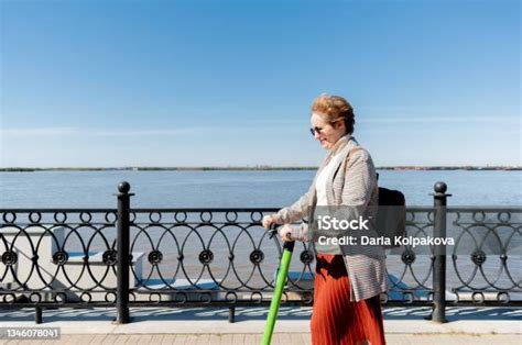 도시 주위에 전기 스쿠터를 타고 중년 성인 여성 현대 기술을 사용하는 개념 40 44세에 대한 스톡 사진 및 기타 이미지 40 44세 거리 도시 Istock