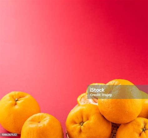 아름 답 고 Delicous 귤 대나무 체 중국 새 해의 새로운 현대 길 조 고 기뻐하는 개념으로 붉은 배경에 고립 닫습니다 그리고 공간 복사 Baozi에 대한 스톡 사진