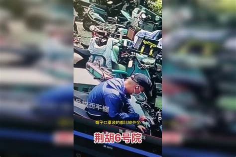 监控拍下男子盗窃电动车全过程，只用几秒钟就把车给骑走了全过程电动车男子