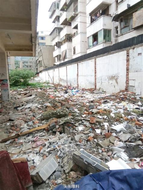 德陽橋頭市場一空地垃圾遍地 衛生堪憂 每日頭條