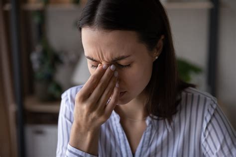 婦人戴隱形眼鏡洗澡感異物黏眼角膜 最終遭感染須摘除左眼球 新冠疫情專頁