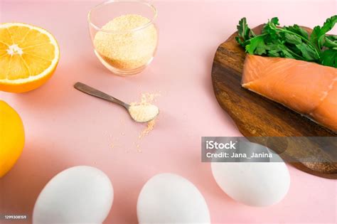 콜라겐을 함유 한 식품과 합성에 필요합니다 적절한 영양 밝은 분홍색 배경 공간을 복사합니다 감귤류 과일에 대한 스톡 사진 및 기타 이미지 Istock