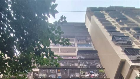 गिरगावमधील बहुमजली इमारतीला आग इमारतीत अडकलेल्या २७ रहिवाशांची सुखरूप
