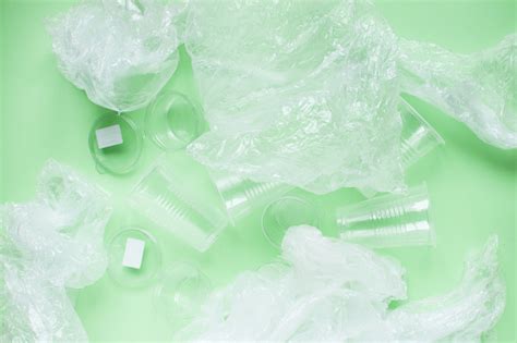 플라스틱 일회용 컵과 비닐 봉지에서 녹색 배경에 레이아웃 환경을 돌보는 쓰레기의 재활용 및 분류 일회용 식기 환경 오염 0에 대한 스톡 사진 및 기타 이미지 Istock