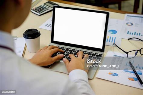 사업가 자신의 커피가 게에서 일 하 고 노트북을 사용 하 여 손에 차트 및 그래프를 보여주는 그들의 성공적인 팀워크의 결과 논의 하는 스마트폰 들고 개념에 대한 스톡 사진