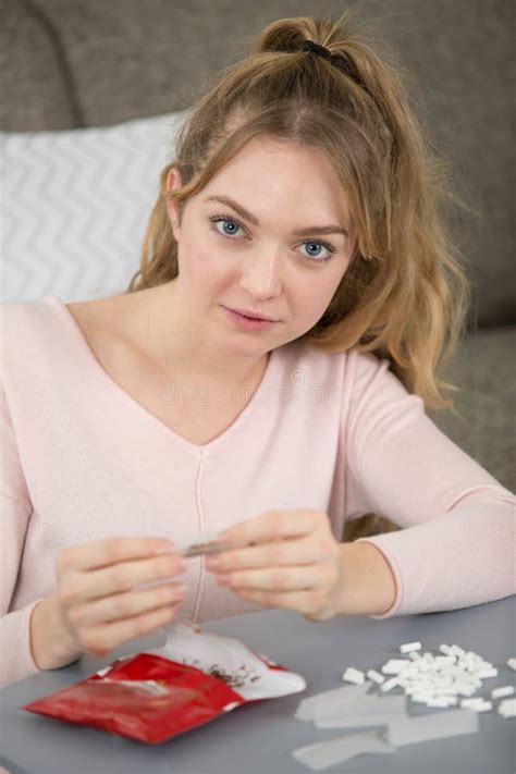 женщина катящаяся в сустав смотрит на камеру Стоковое Фото изображение насчитывающей