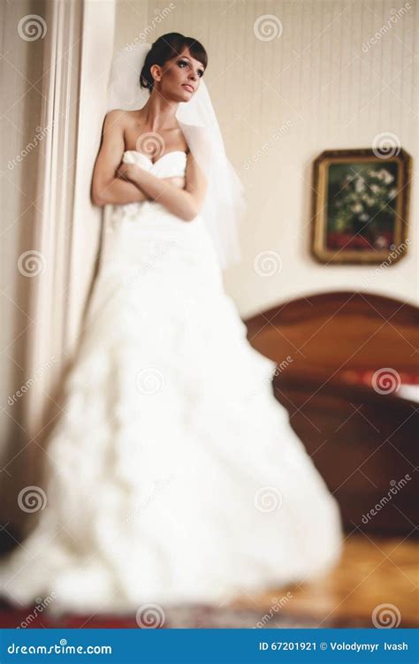 Zarte Braut Im Hochzeitskleid Das Auf Dem Hintergrundbett Aufwirft