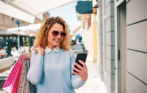 쇼핑 시간 쇼핑을 즐기는 현대 젊은 여성 소비주의 쇼핑 라이프 스타일 컨셉 가계에 대한 스톡 사진 및 기타 이미지 가계 거리 고객 Istock