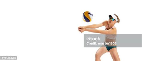 한 피트니스 젊은 여성 스포츠 수영복을 입은 배구 선수가 흰색 배경에 고립 된 비치 발리볼을 연주하는 스튜디오 샷 스포츠 건강한