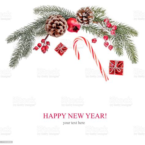 크리스마스 구성 격리 붉은 열매 공 선물과 흰색 배경에 달콤한 지팡이와 크리스마스 소나무 가지 크리에이티브 레이아웃 플랫 레이 상단보기 크리스마스에 대한 스톡 사진 및 기타