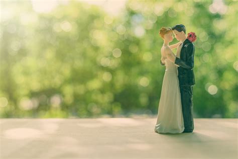 결혼과 영원한 사랑 개념 미니어처 입상 커플 웨딩 인형 빨간 부케와 신랑 신부 강한 사랑 감정이 나 상호 깊은 애정을 표현 하