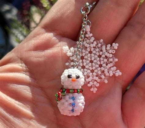Бисероплетение для начинающих Брелок из бисера Снеговик и снежинкаМастер класс Beaded