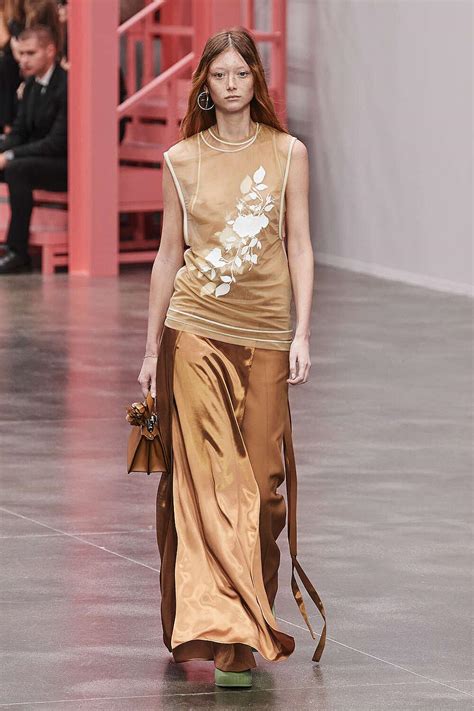 Fendi пролет лято 2023 превърна чантите в нежни бижута страница 20 Elle Bg