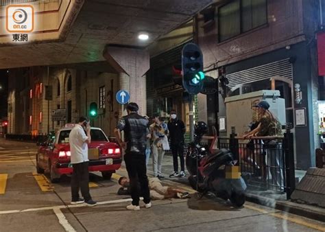 中環的士撼低停路邊電單車 外賣送遞員壓傷腳｜即時新聞｜港澳｜oncc東網