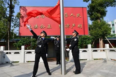 国旗飘扬国歌嘹亮这一刻全场肃立