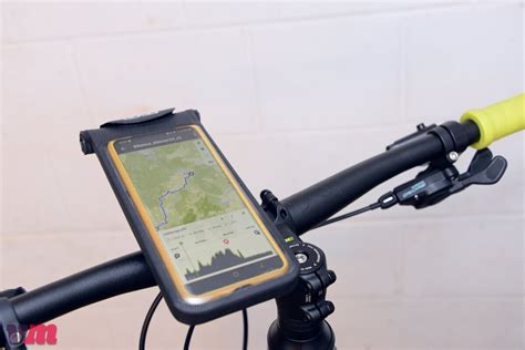 Support pour smartphone NG Sports étanche dans le test Velomotion