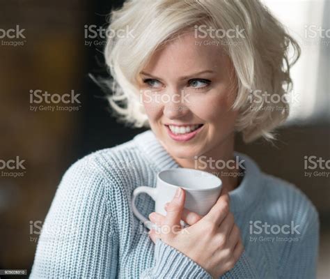 매우 행복 한 공상 하면서 커피를 마시는 백인 여자의 초상화 20 29세에 대한 스톡 사진 및 기타 이미지 20 29세 30 39세 가정 생활 Istock