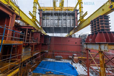 На атомный ледокол «Чукотка погрузили бак металловодной защиты правого