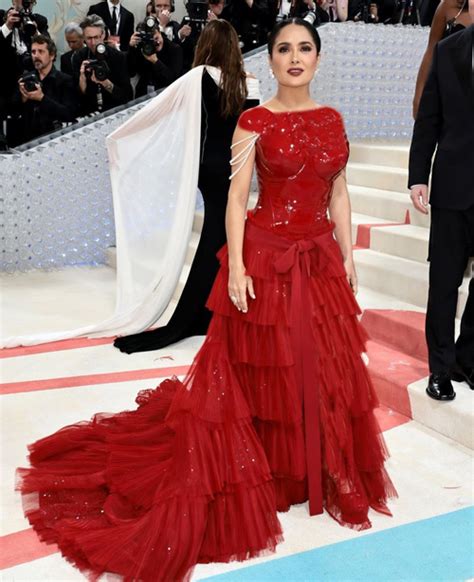 چرا اکثر سلبریتی‌ها در مت گالا، لباس مرواریدی پوشیده بودند؟ چی بپوشم