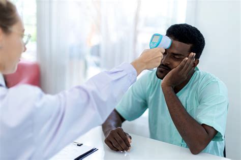 병원이나 진료소 내에서 환자에게 환자의 체온 검사를 확인하는 의사 온도 남자 사람 의사 체온 검사 및 진료소에서의 건강 검진 20 24세에 대한 스톡 사진 및 기타 이미지