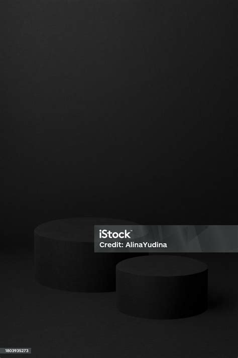 화장품에 대한 두 개의 검은 색 원형 연단을 추상화 검은 배경에 모형 수직 제품 광고 디자인 포스터 카드를 보여주기 위한