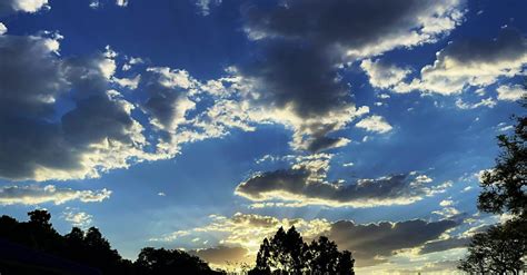 경치 경치가 좋은 고요한 골든 아워 구름 구름 경치 구름 형성 그림 같은 널찍한 다채로운 하늘 대기의 드라마틱한 매혹적인 미묘한 밝은 하늘 배경