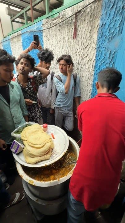 দাদা আজকে লাইন করতে হবে ওখানে প্রচুর লোক দাড়িয়ে আছে নয়তো খাবার দিতে পারবোনা Sorry Youtube