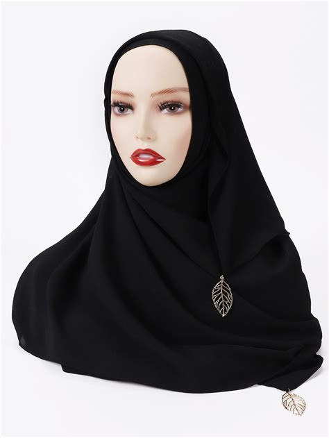 وشاح مزخرف بأوراق الشجر