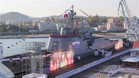 북한 5천t급 신형 구축함 진수‥김정은 원양함대 건설