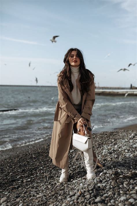 Девушка с чайками у моря фотосессия Девушка у моря Фотосессия у моря Море Чайки Эстетика