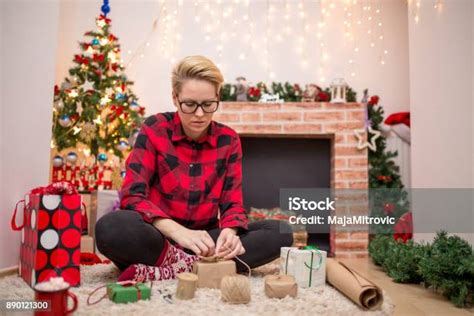 크리스마스 그리고 새 해 2018입니다 크리스마스 트리 벽난로 앞에서 아름 다운 여자 12월 31일에 대한 스톡 사진 및 기타 이미지 12월 31일 가정 생활 개념